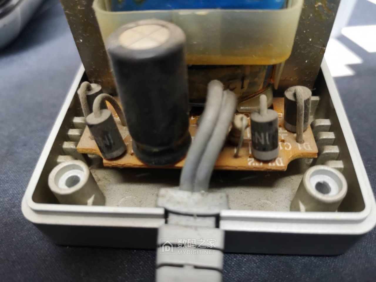 打理一下20年前的创新PCWorks 音箱，2.1音箱的鼻祖 - 拆机乐园 数码之家