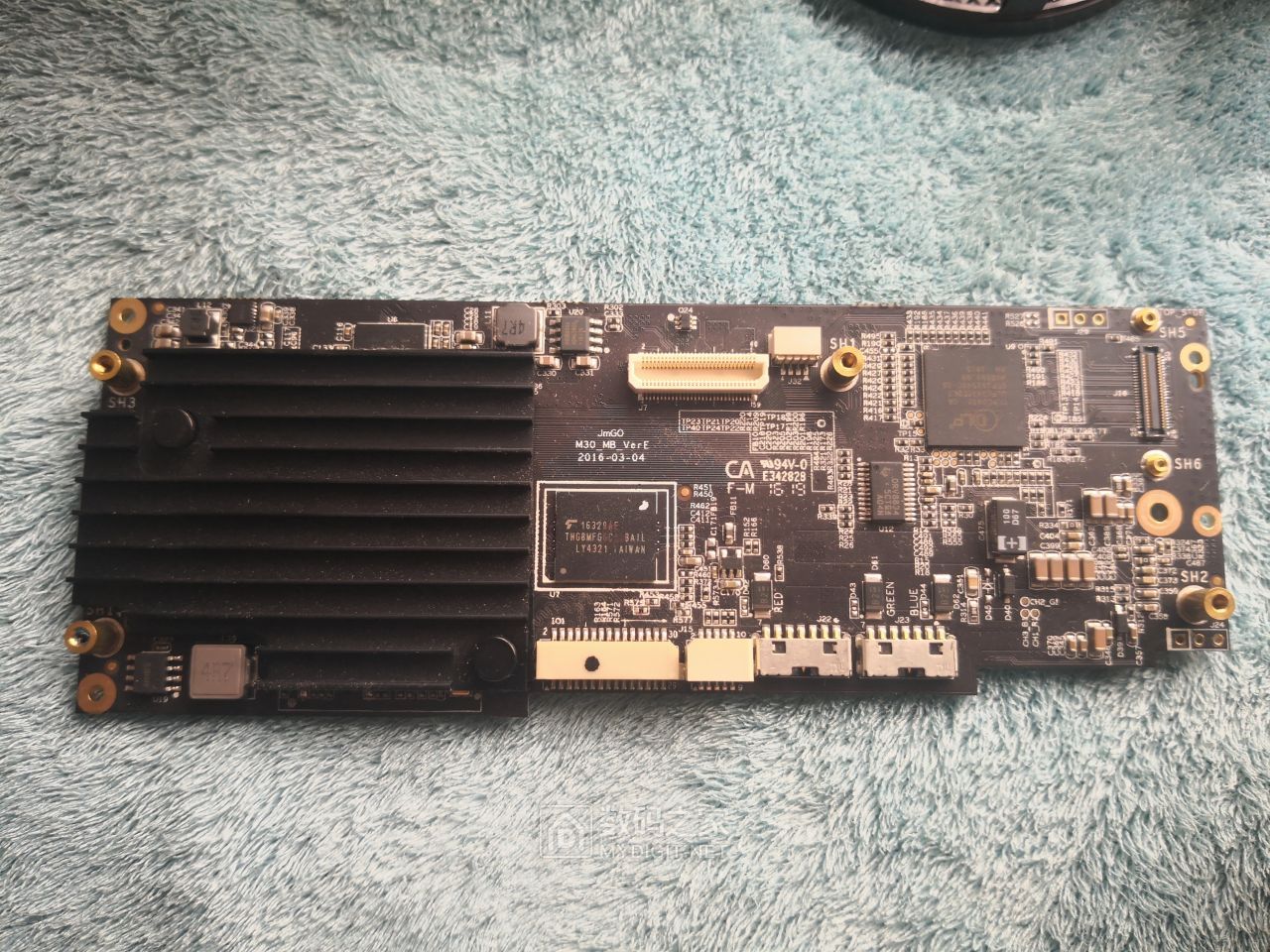 坚果p2拆机换TF卡 - 拆机乐园 数码之家