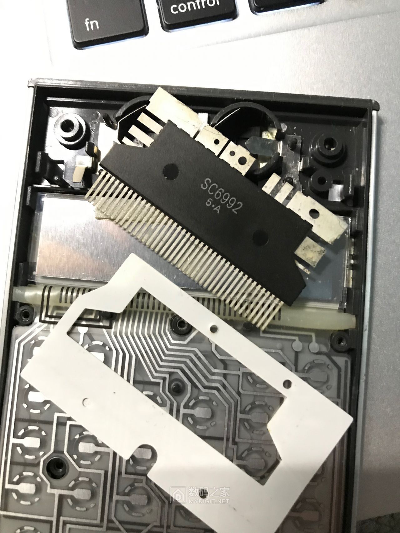 拆修一个比较老的计算器：夏普EL-506P - 拆机乐园 数码之家