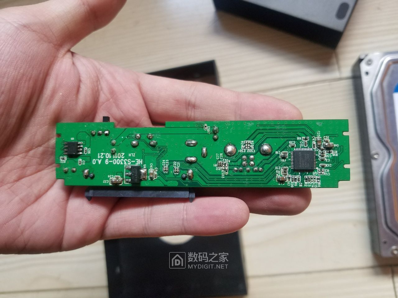 飚王HE-S3300 3.5寸硬盘盒 - 拆机乐园 数码之家