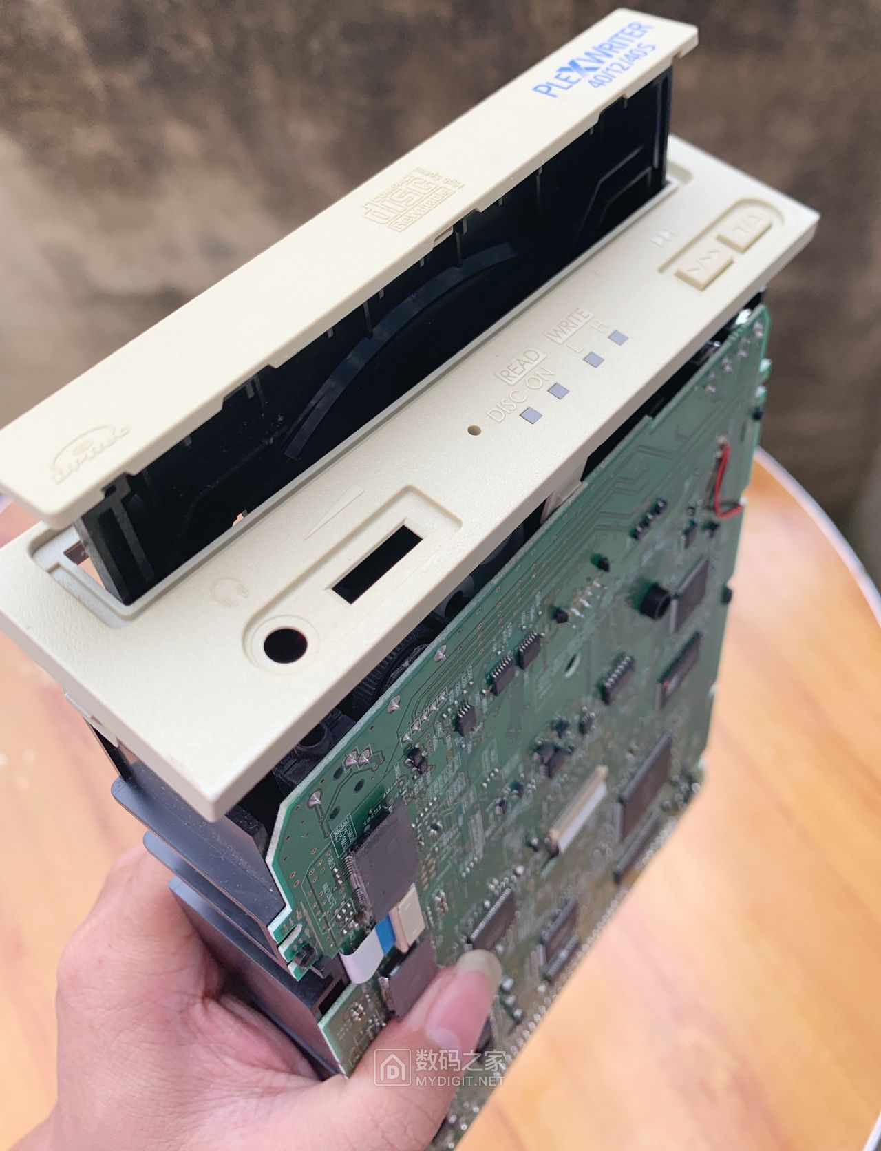 浦科特4260TS SCSI CD刻录机 仅次于plexmaster 真正录音室母盘刻录机 拆机评测 - 硬件博物馆 数码之家