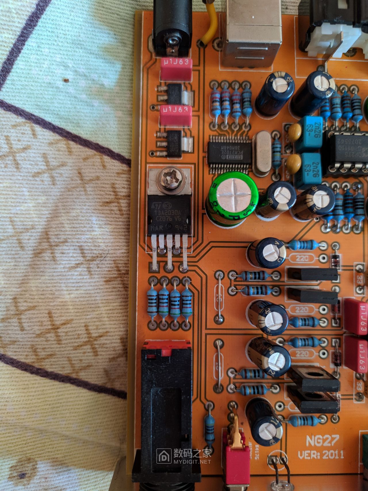 再拆一个PCM2702的解码耳放一体机 - 拆机乐园 数码之家