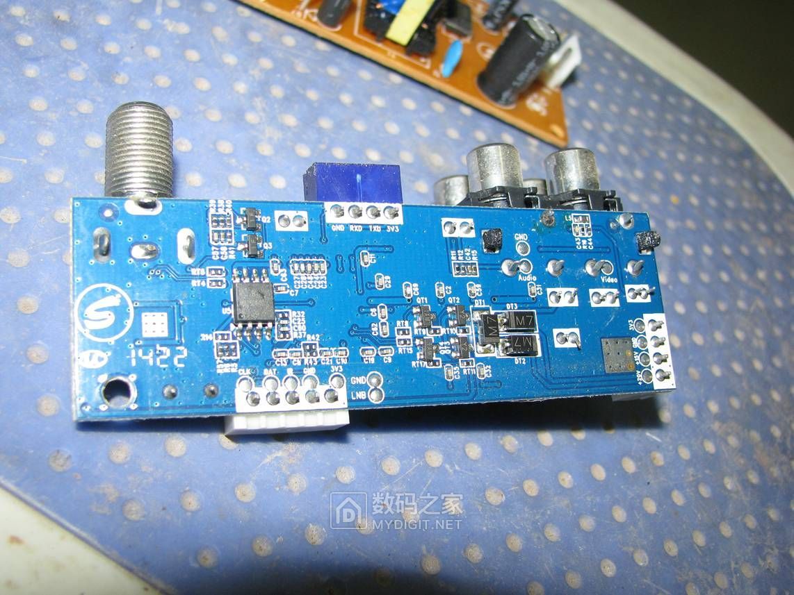 拆解卫星电视接收机一台 - 拆机乐园 数码之家