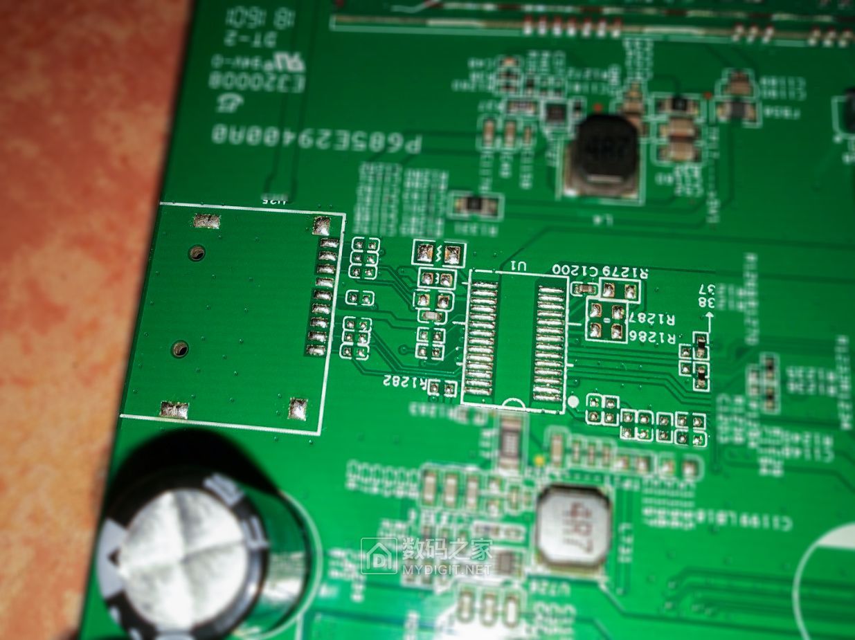 烽火HG6821M 四口全千兆光猫拆解 - 拆机乐园 数码之家