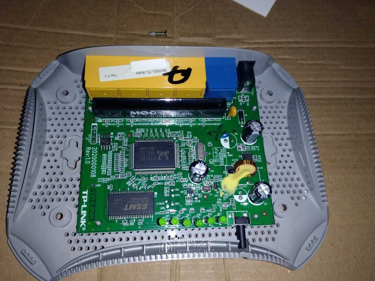 拆TP-LINK TL-R406 SOHO宽带路由器 Ver:3.1 - 拆机乐园 数码之家