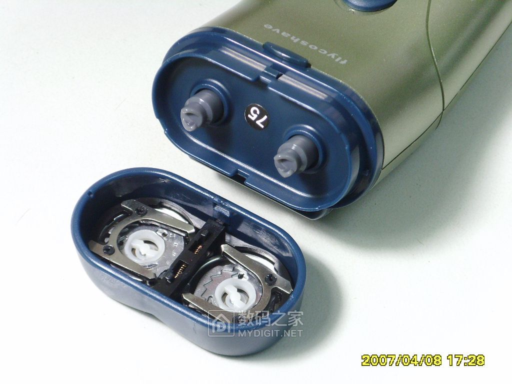 三只飞科（FLYCO）FS903 剃须刀拆机简单比较 - 拆机乐园 数码之家