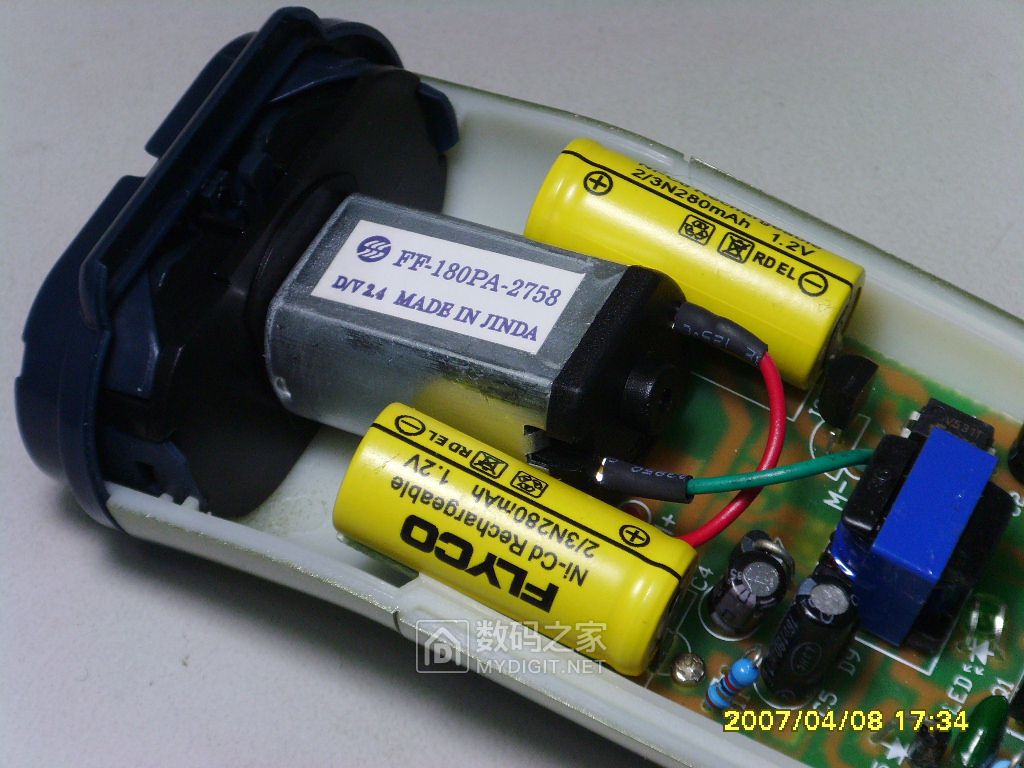 三只飞科（FLYCO）FS903 剃须刀拆机简单比较 - 拆机乐园 数码之家