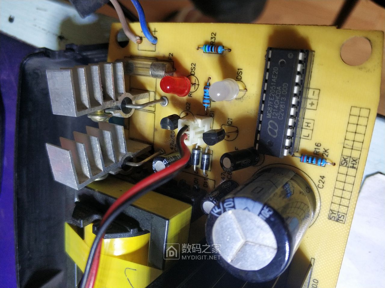 SL-4820新日电动车充电器IC是HY3845和MG87FE2051AE20 - 维修达人 数码之家