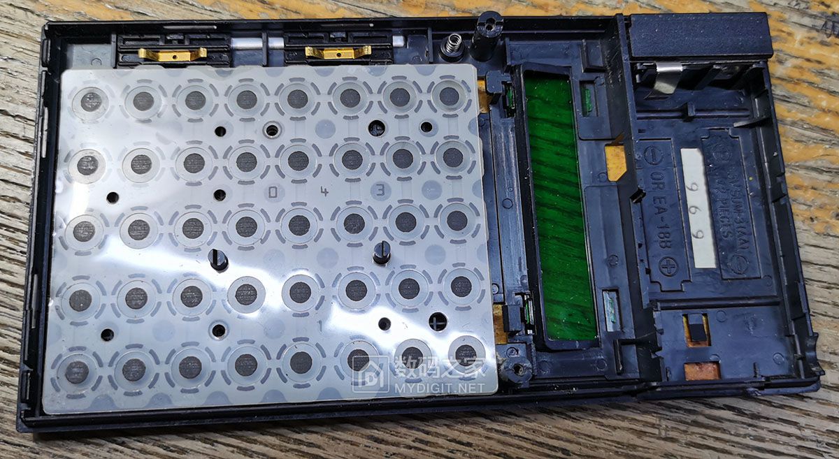 三种功能完全一样的荧光计算器拆解（SHARP EL-5002/DALIAN DS-5/广州8031） - 硬件博物馆 数码之家