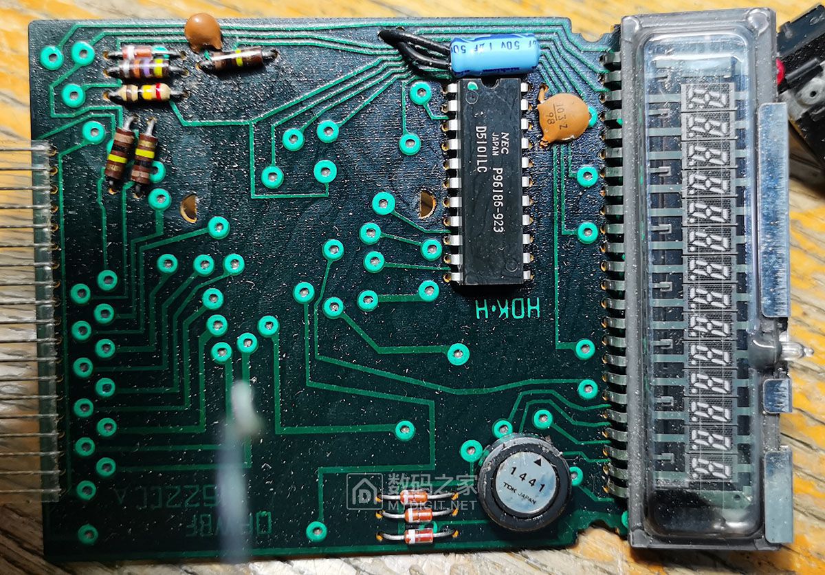 三种功能完全一样的荧光计算器拆解（SHARP EL-5002/DALIAN DS-5/广州8031） - 硬件博物馆 数码之家