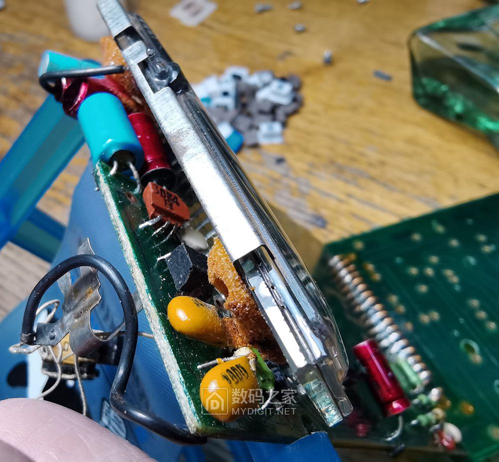 三种功能完全一样的荧光计算器拆解（SHARP EL-5002/DALIAN DS-5/广州8031） - 硬件博物馆 数码之家