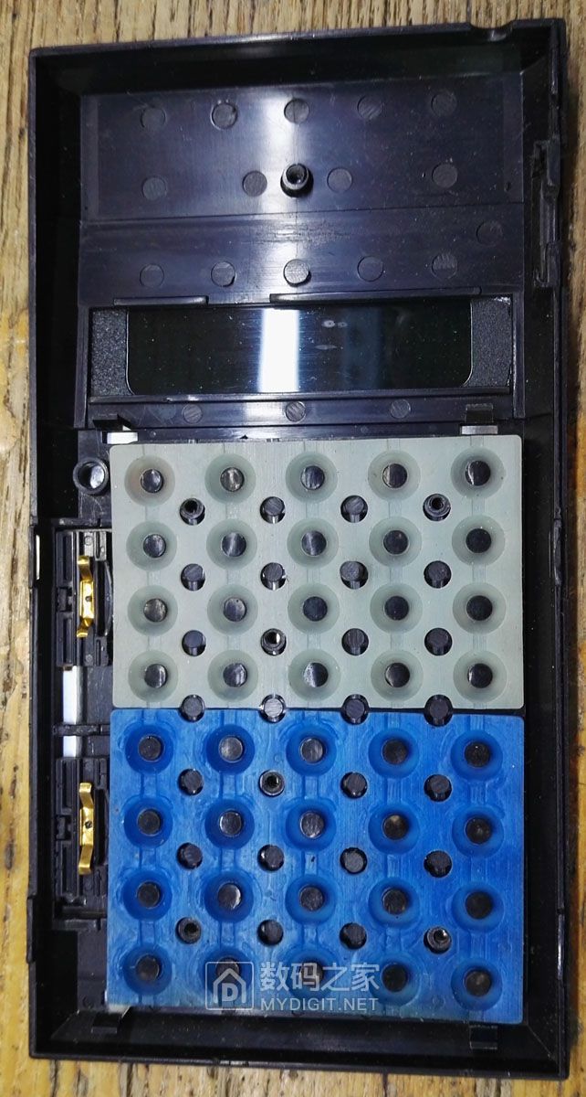 三种功能完全一样的荧光计算器拆解（SHARP EL-5002/DALIAN DS-5/广州8031） - 硬件博物馆 数码之家