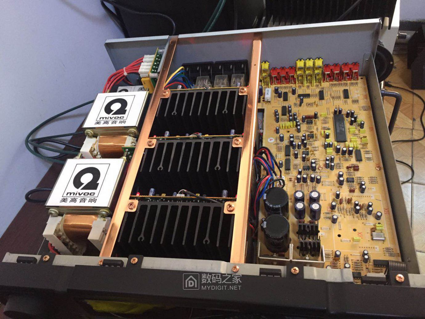 今天没有什么事拆两台功放看看（mivoc AV-999A + ASSAD DA-6500） - 拆机乐园 数码之家