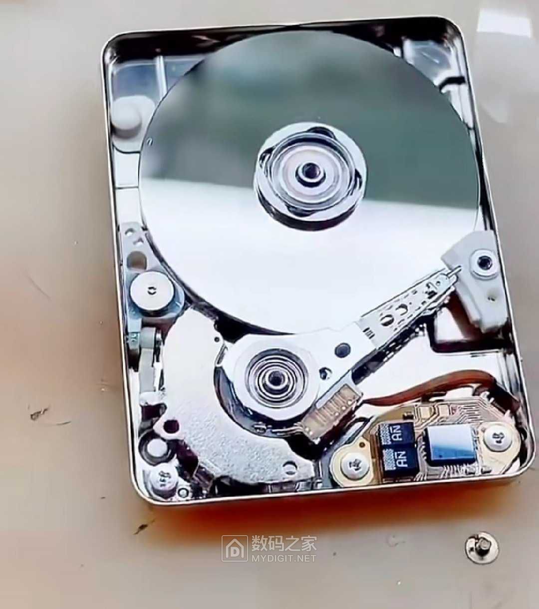 真正拆解世界最小硬盘（TOSHIBA MK4001MTD 4GB） - 拆机乐园 数码之家