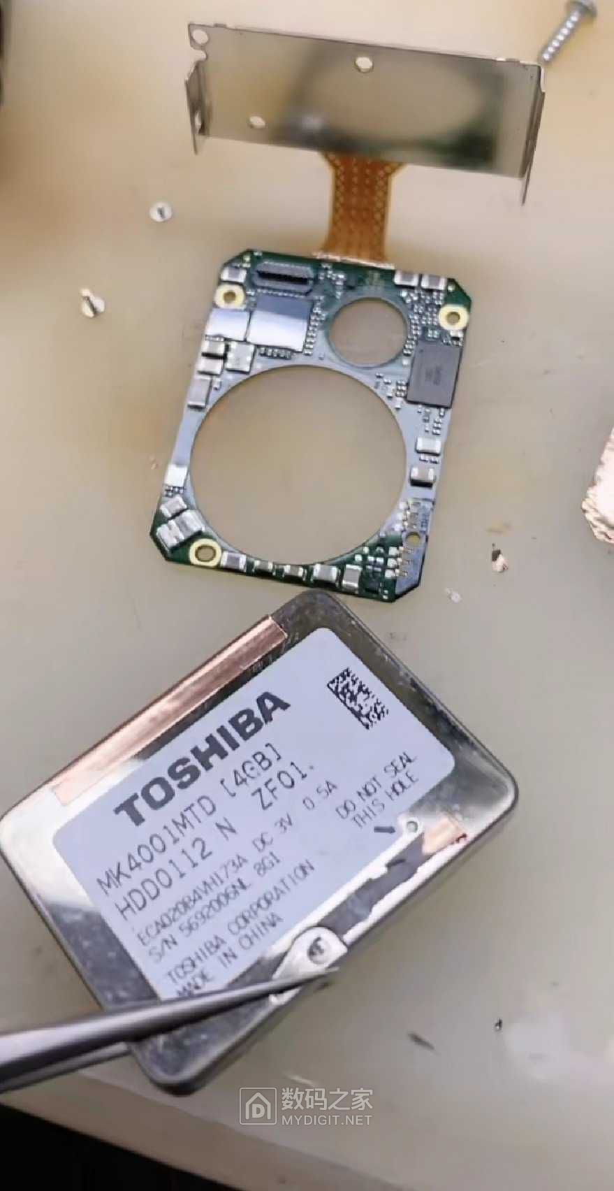 真正拆解世界最小硬盘（TOSHIBA MK4001MTD 4GB） - 拆机乐园 数码之家