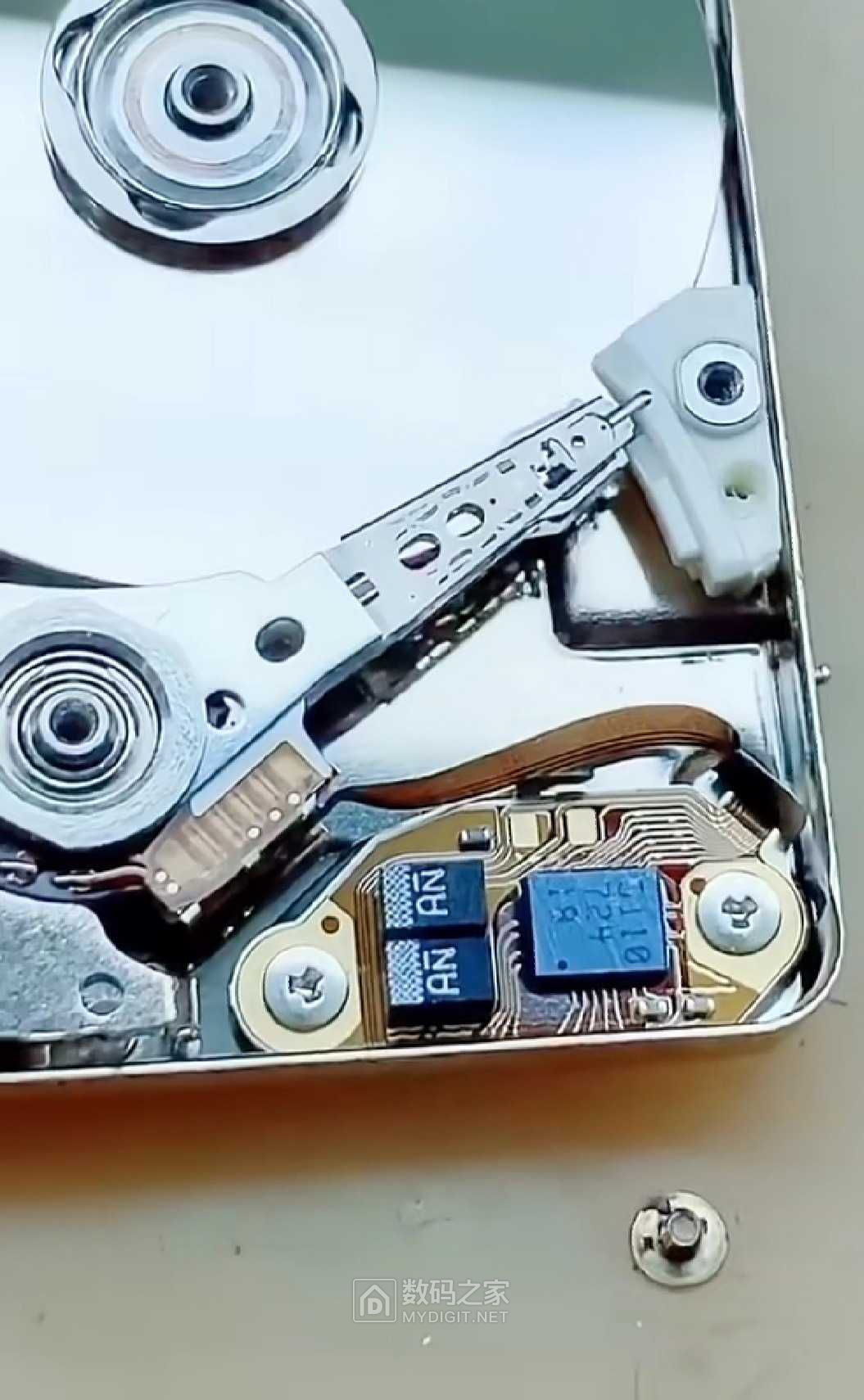 真正拆解世界最小硬盘（TOSHIBA MK4001MTD 4GB） - 拆机乐园 数码之家