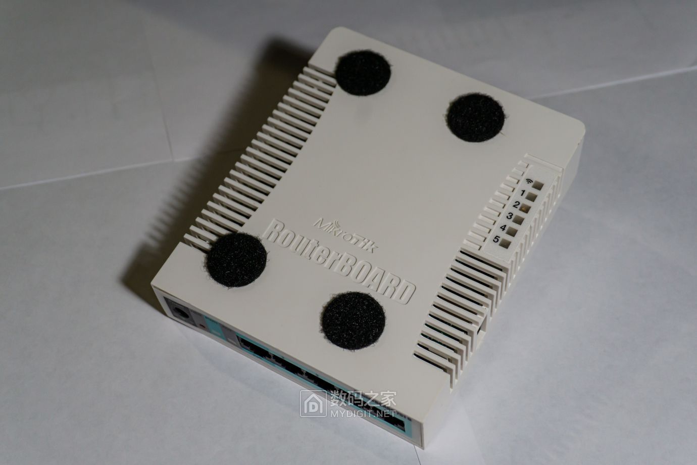 为了除Bug而拆解~MikroTik RouterBoard RB751G-2HnD无线路由器 - 拆机乐园 数码之家
