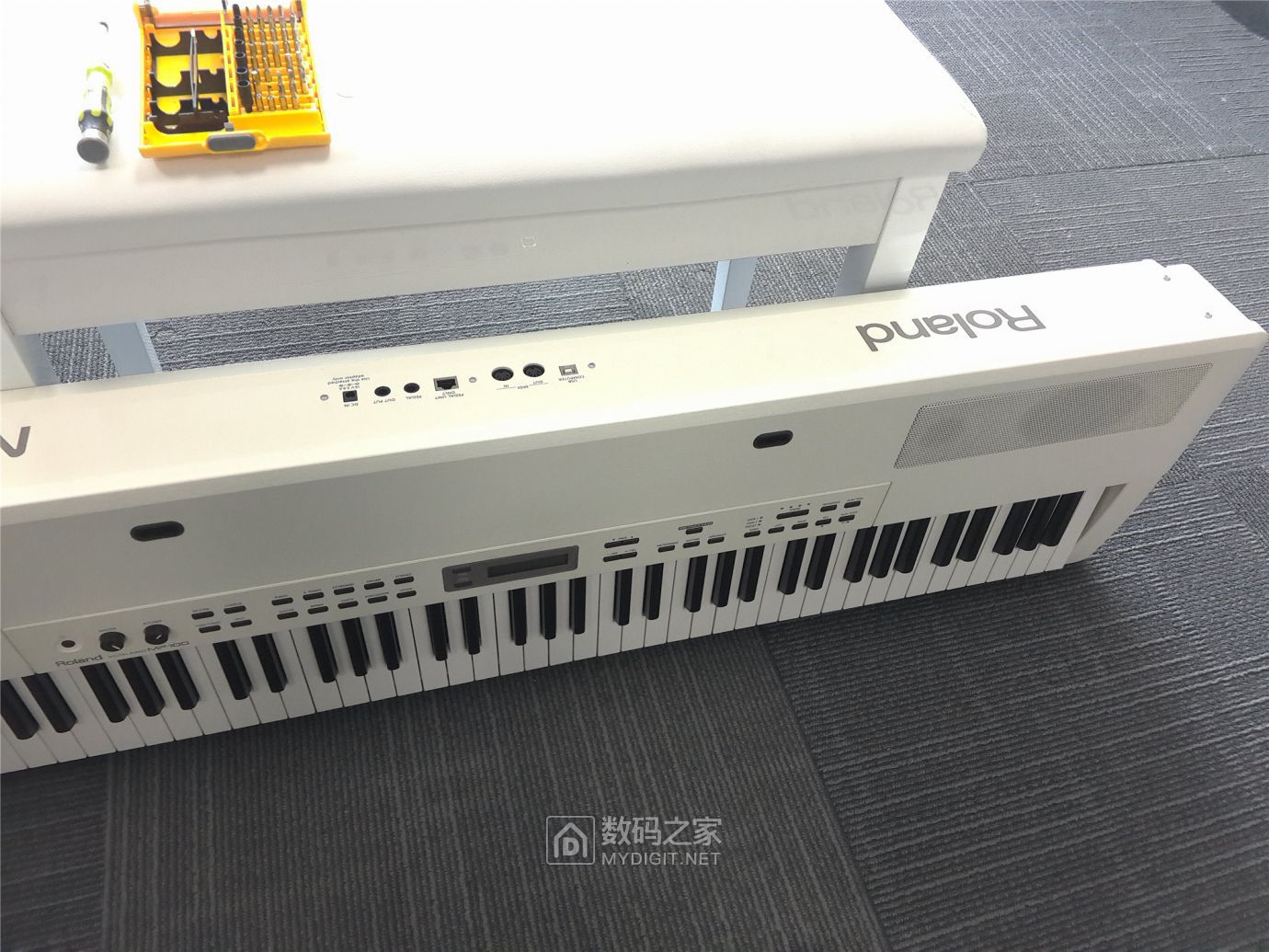 Roland MP-100-WH乐兰电子钢琴拆解 - 拆机乐园 数码之家