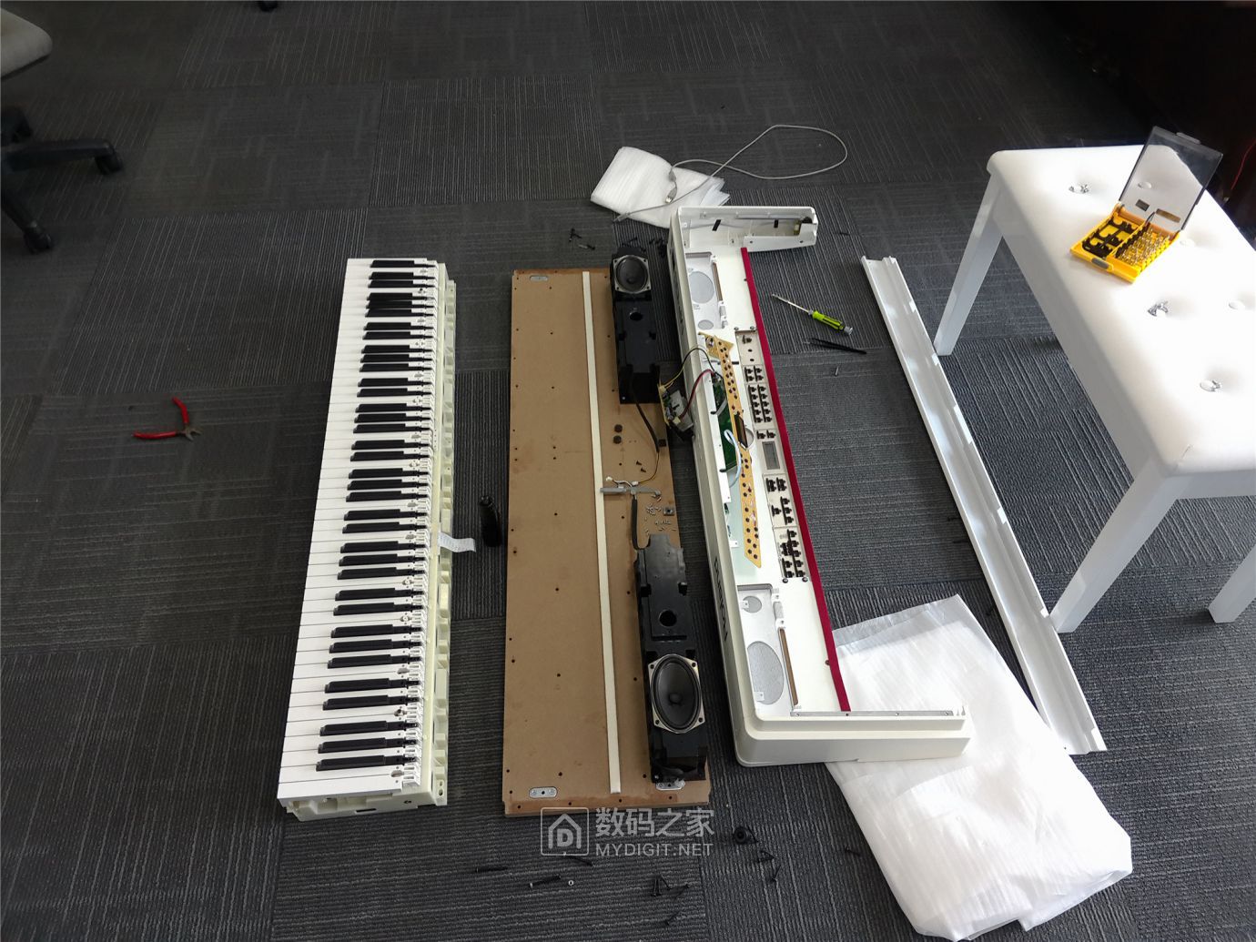 Roland MP-100-WH乐兰电子钢琴拆解 - 拆机乐园 数码之家