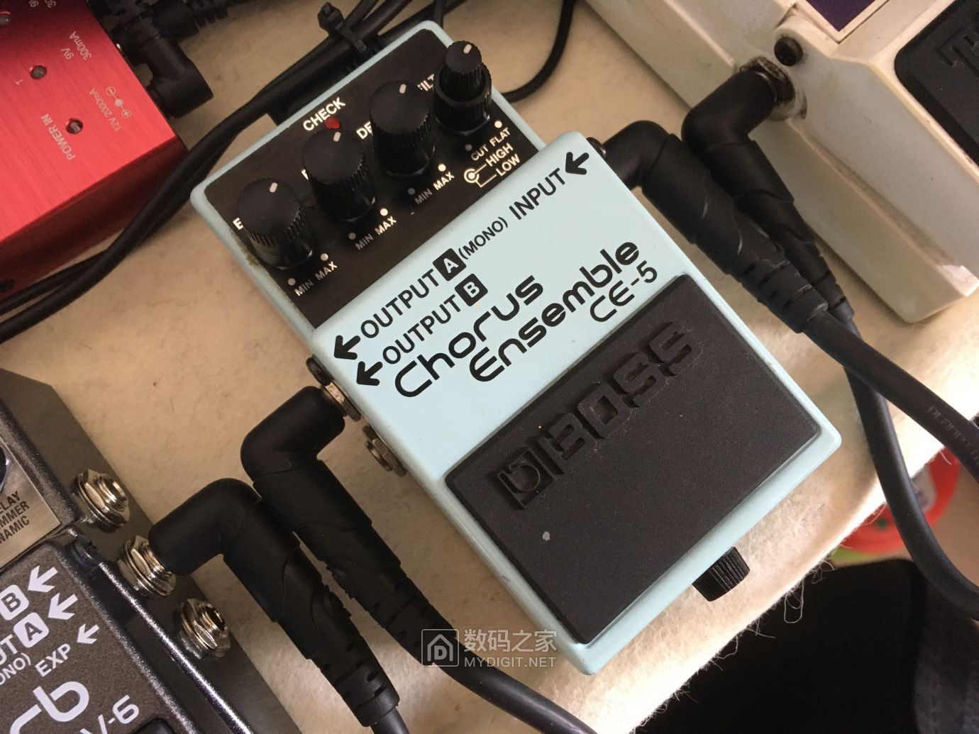 早期台产BOSS效果器CE-5，ALPS电位器JRC的4003B运放三片ES56028S回声处理芯片 - 拆机乐园 数码之家