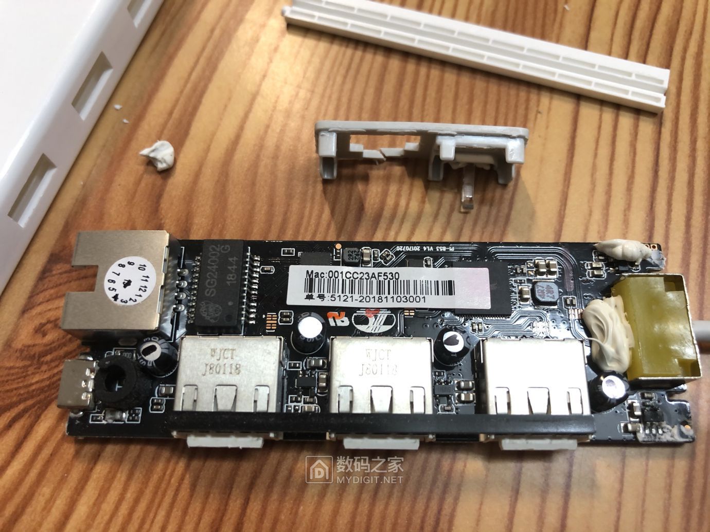 外观很苹果风的小米ZJQ03TM USB3.0千兆无线网卡扩展坞拆解 - 拆机乐园 数码之家