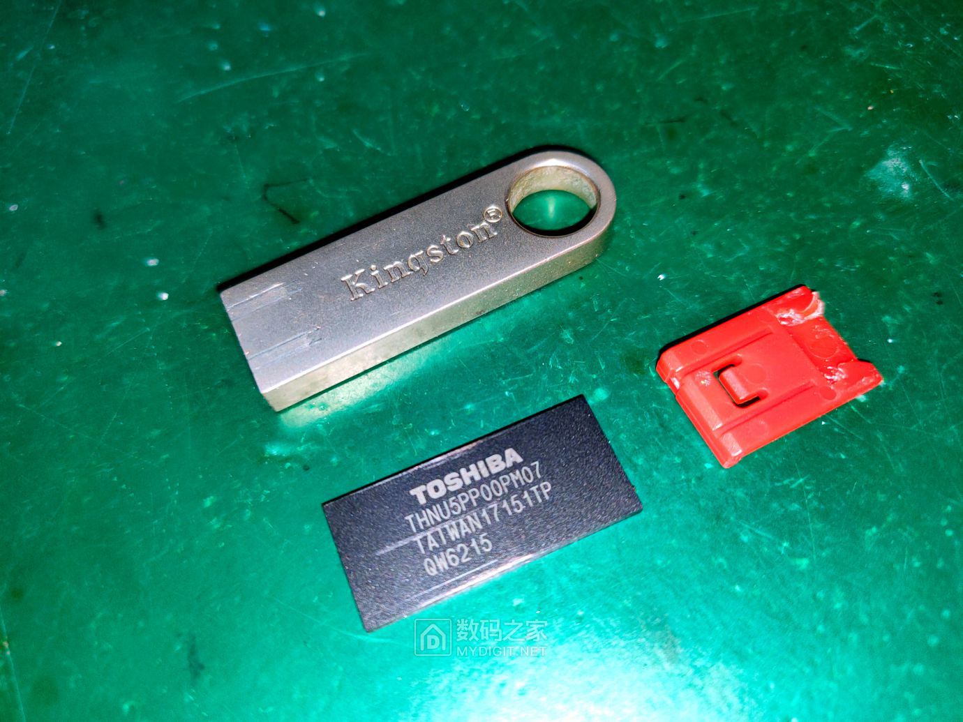 Kingston DTSE9 32G 拆解 - 拆机乐园 数码之家