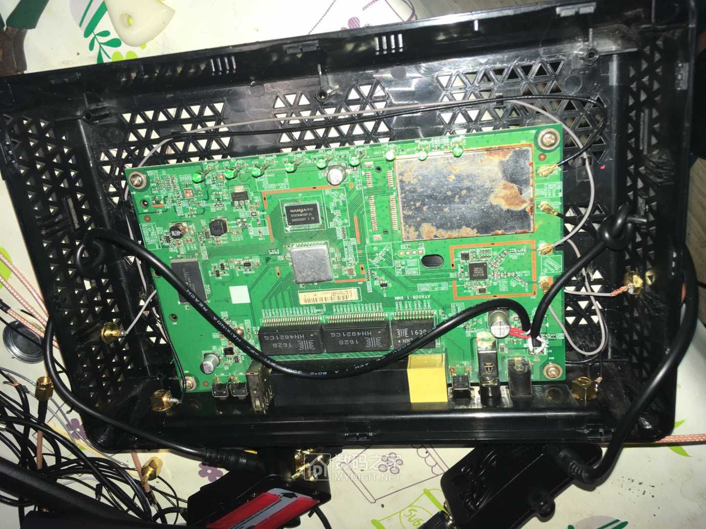 拆个网件的路由器改天线 - 拆机乐园 数码之家