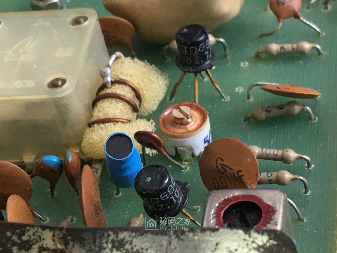 宝城立体声收音头B-804，采用NEC的UPC1018C和日立HA11227锁相环 - 拆机乐园 数码之家