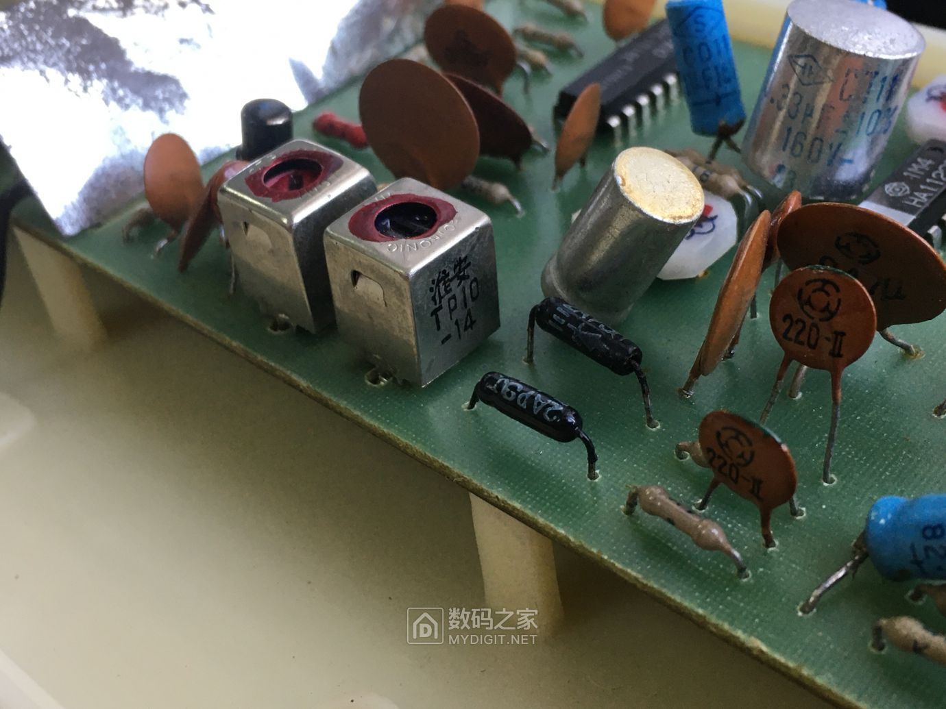 宝城立体声收音头B-804，采用NEC的UPC1018C和日立HA11227锁相环 - 拆机乐园 数码之家