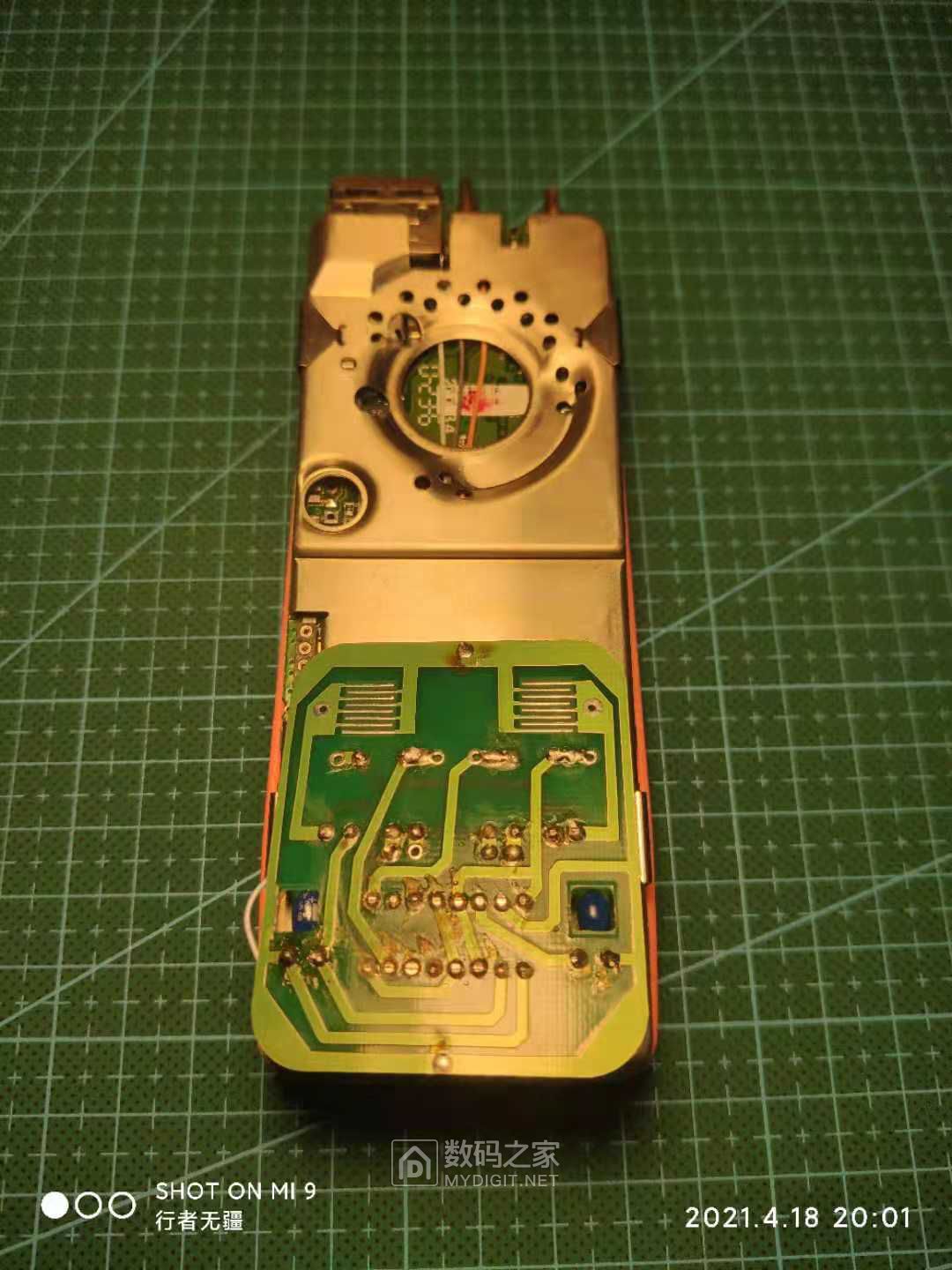 摩托罗拉GP88对讲机拆机 - 拆机乐园 数码之家