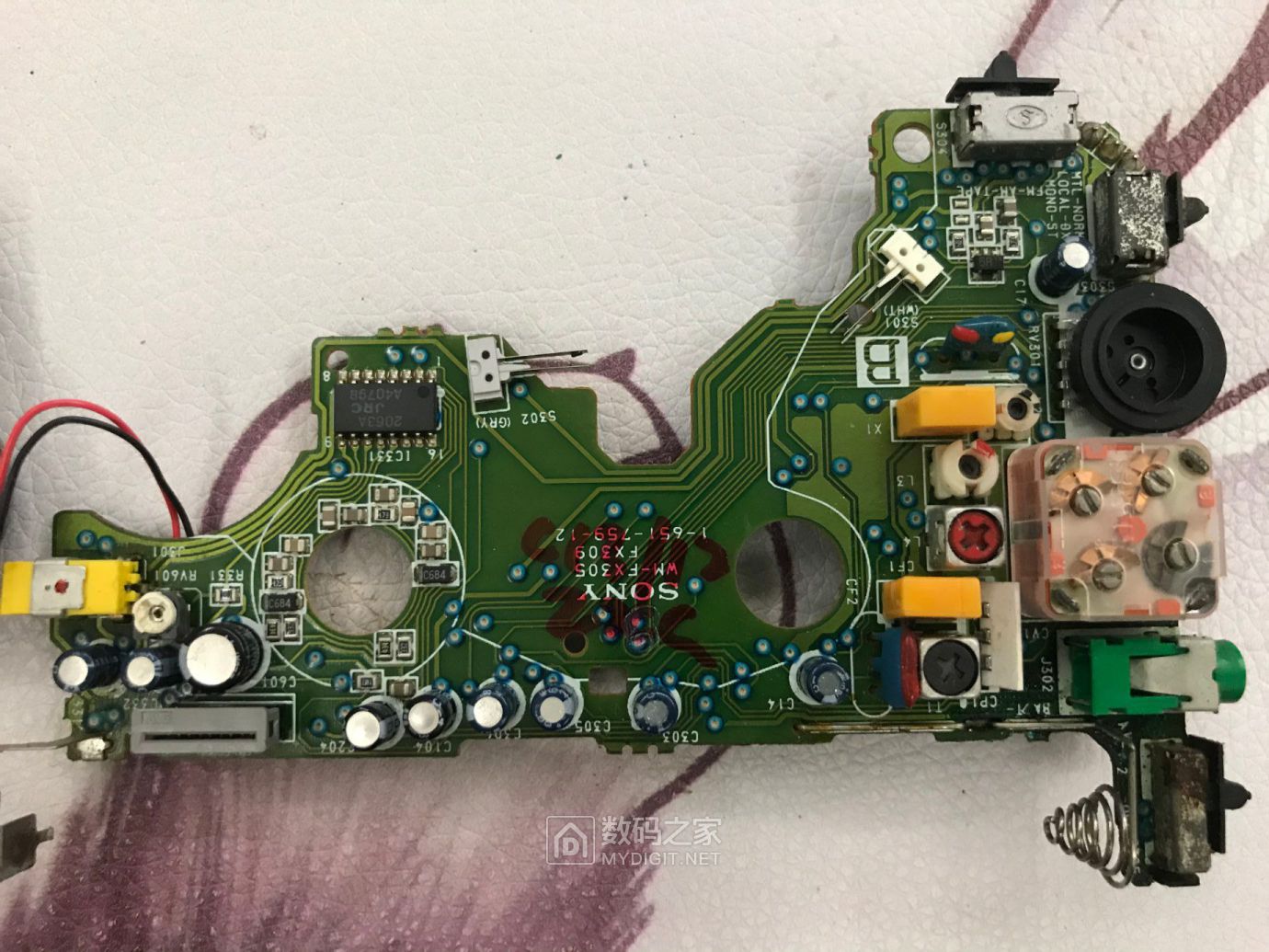 拆解索尼WM-FX305磁带随身听 - 拆机乐园 数码之家