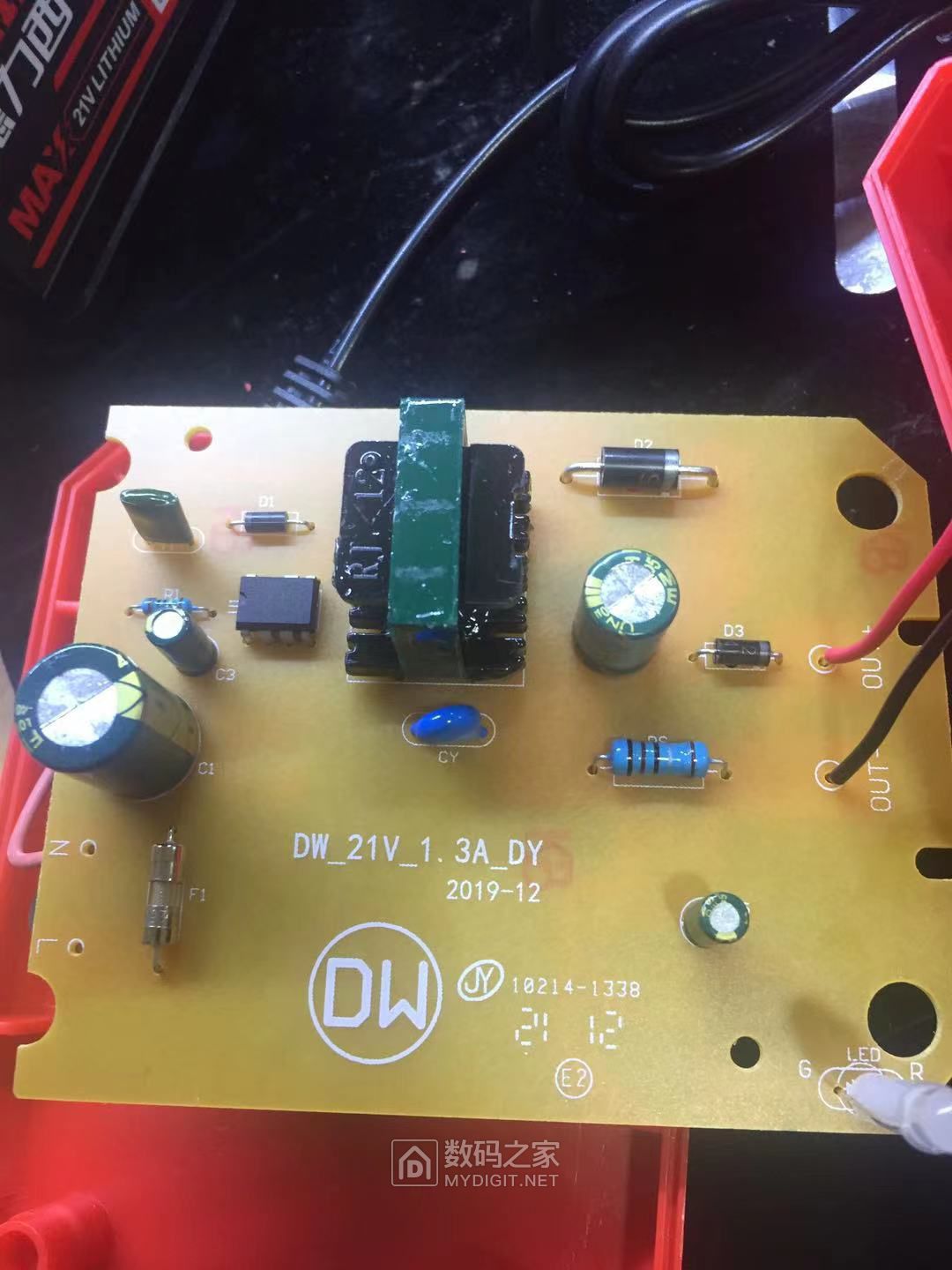 德力西冲击钻 Dlx Bl21锂电钻拆解 便宜无好货的德力西4件套 我是工具控 数码之家