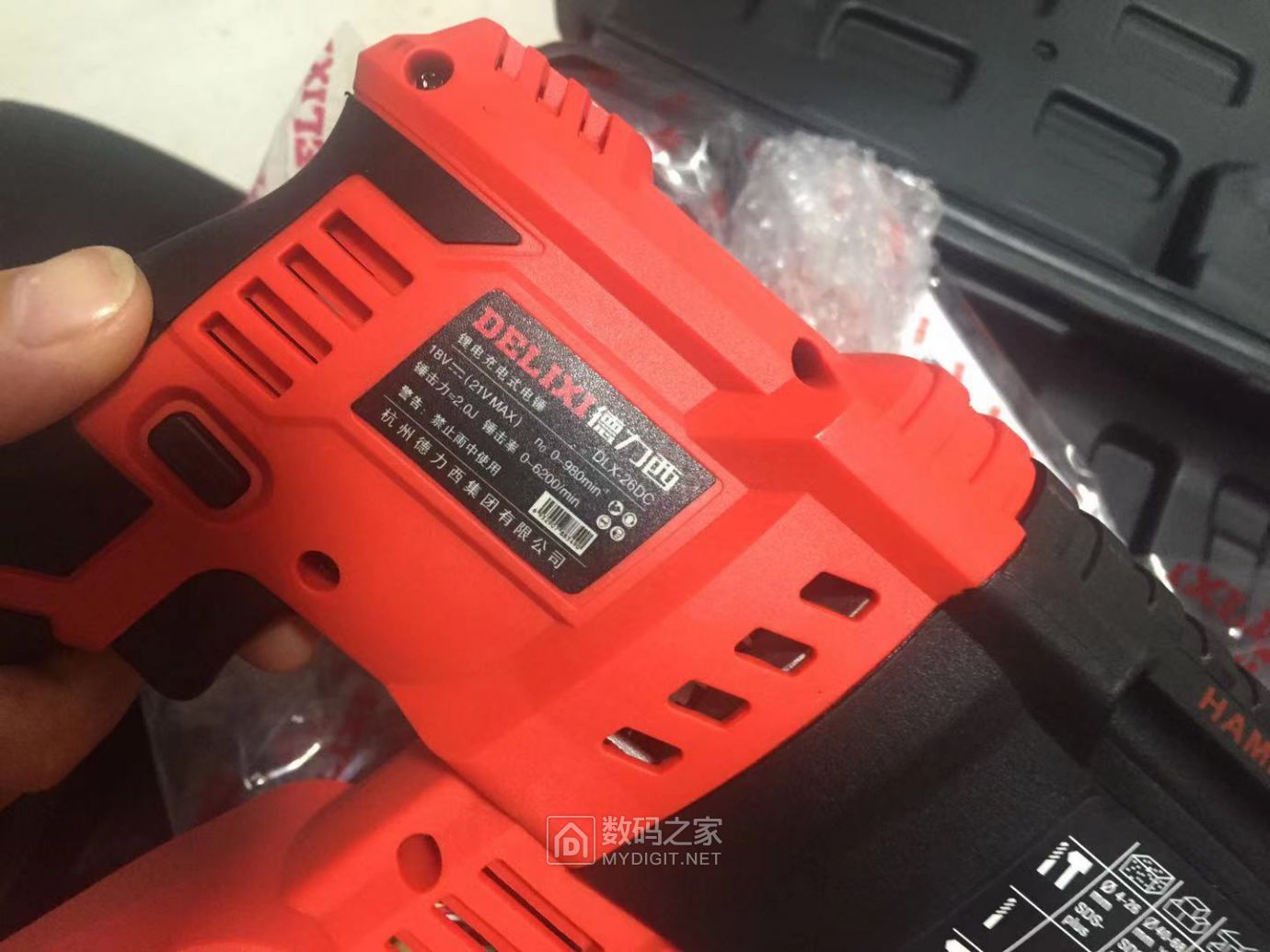 德力西冲击钻 Dlx Bl21锂电钻拆解 便宜无好货的德力西4件套 我是工具控 数码之家