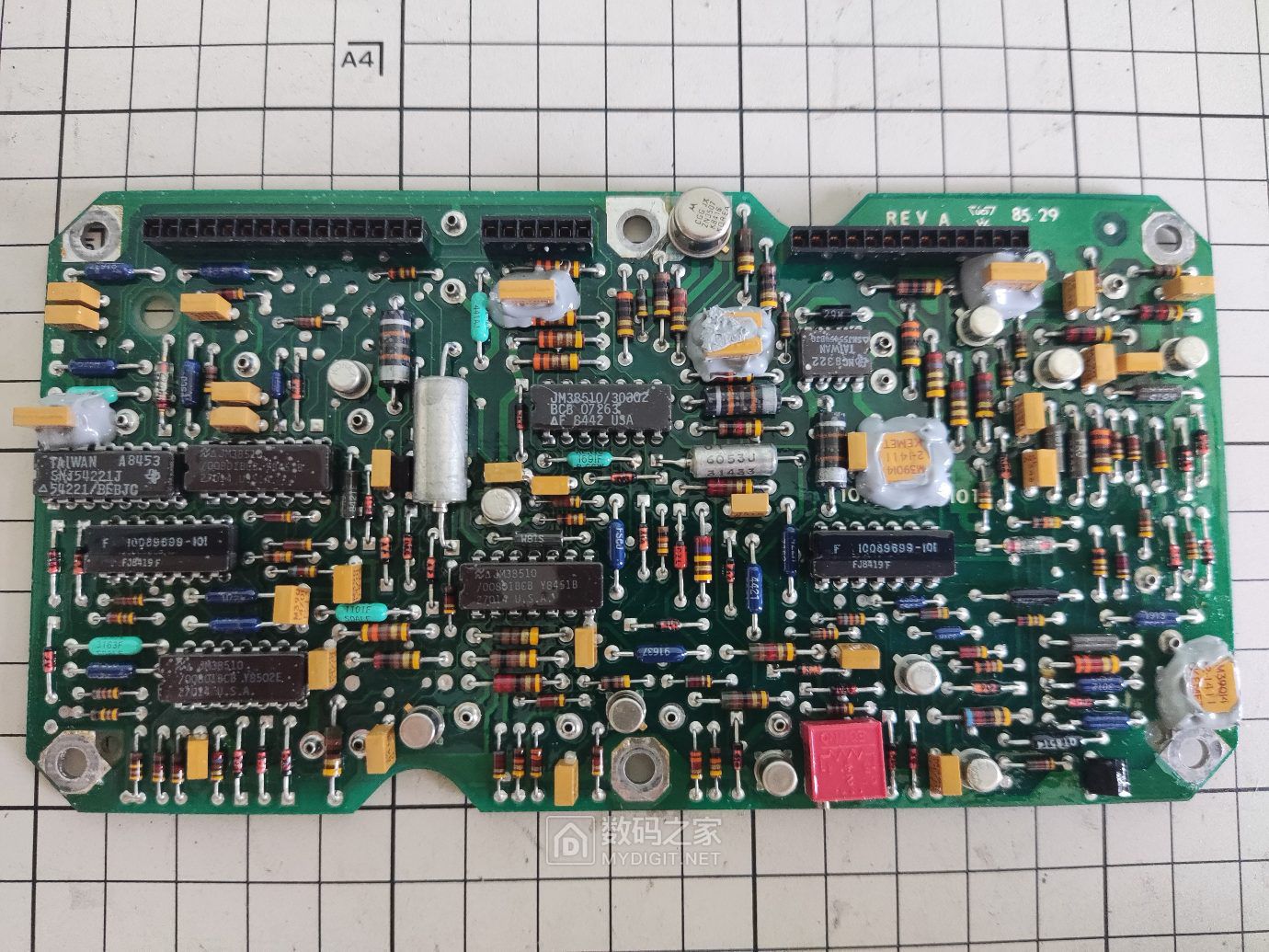 据说是某国某型号巡航导弹上的雷达收发器拆解 - 行业拆客 数码之家