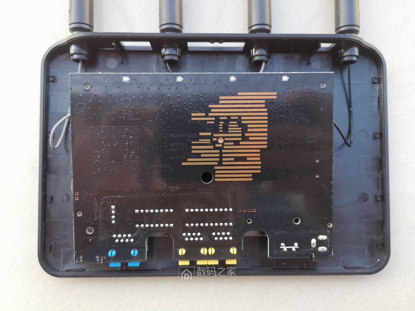 贝锐蒲公英4G智能路由器X4C拆解 - 拆机乐园 数码之家