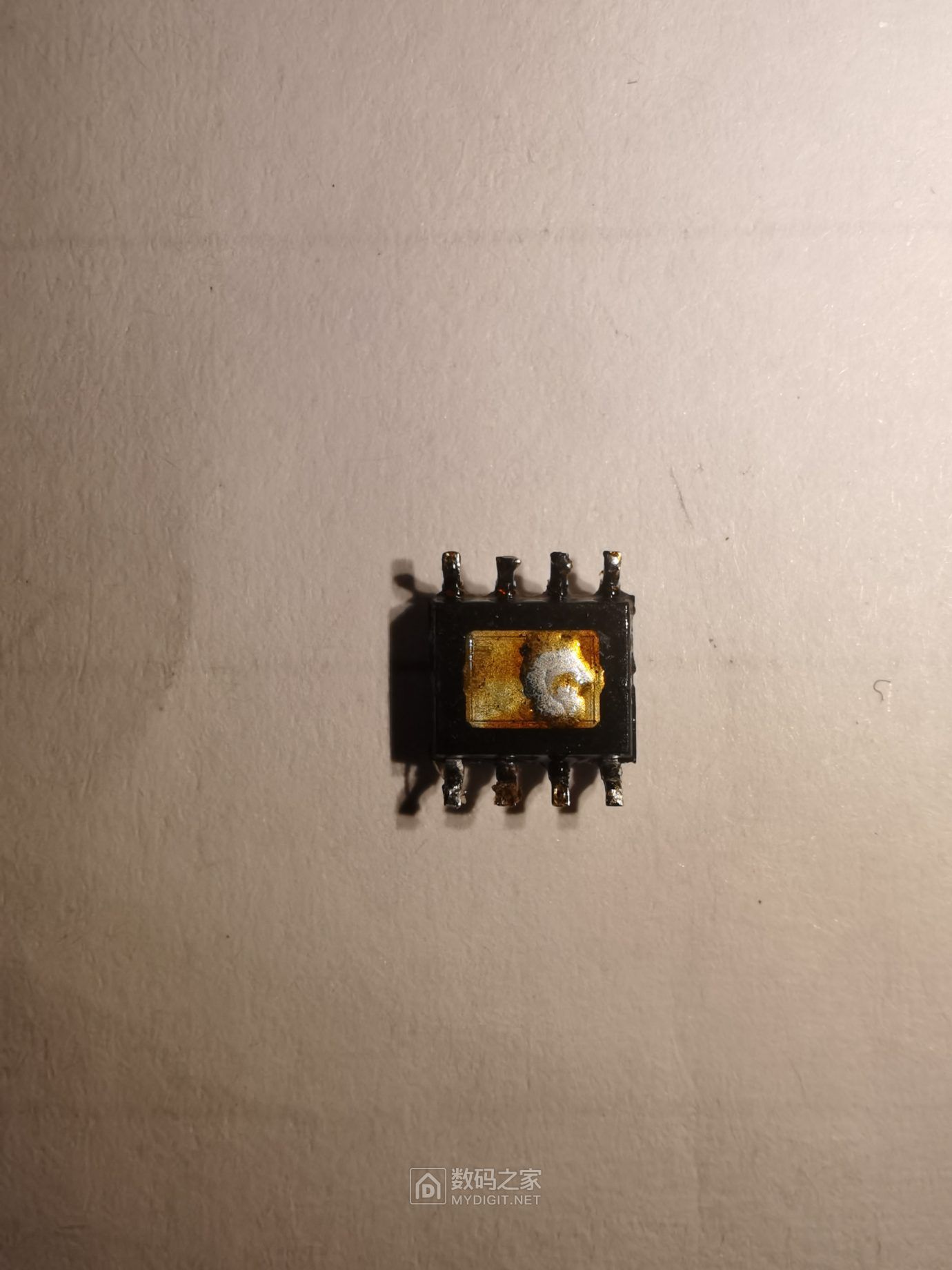 拆解4056H锂电充电小板，底部有散热片 - 拆机乐园 数码之家