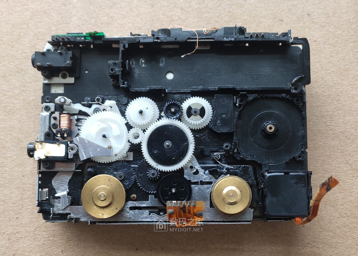 一波三折换爱华JX869随身听皮带 - 拆机乐园 数码之家