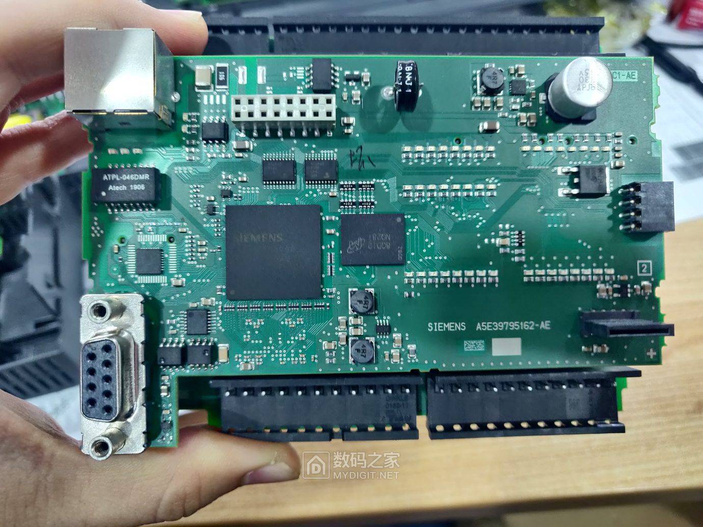 拆解西门子200smart SR40 PLC - 行业拆客 数码之家