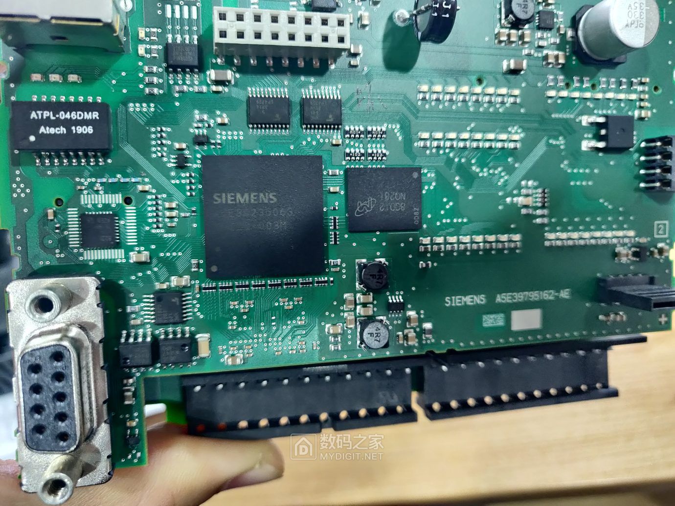 拆解西门子200smart SR40 PLC - 行业拆客 数码之家