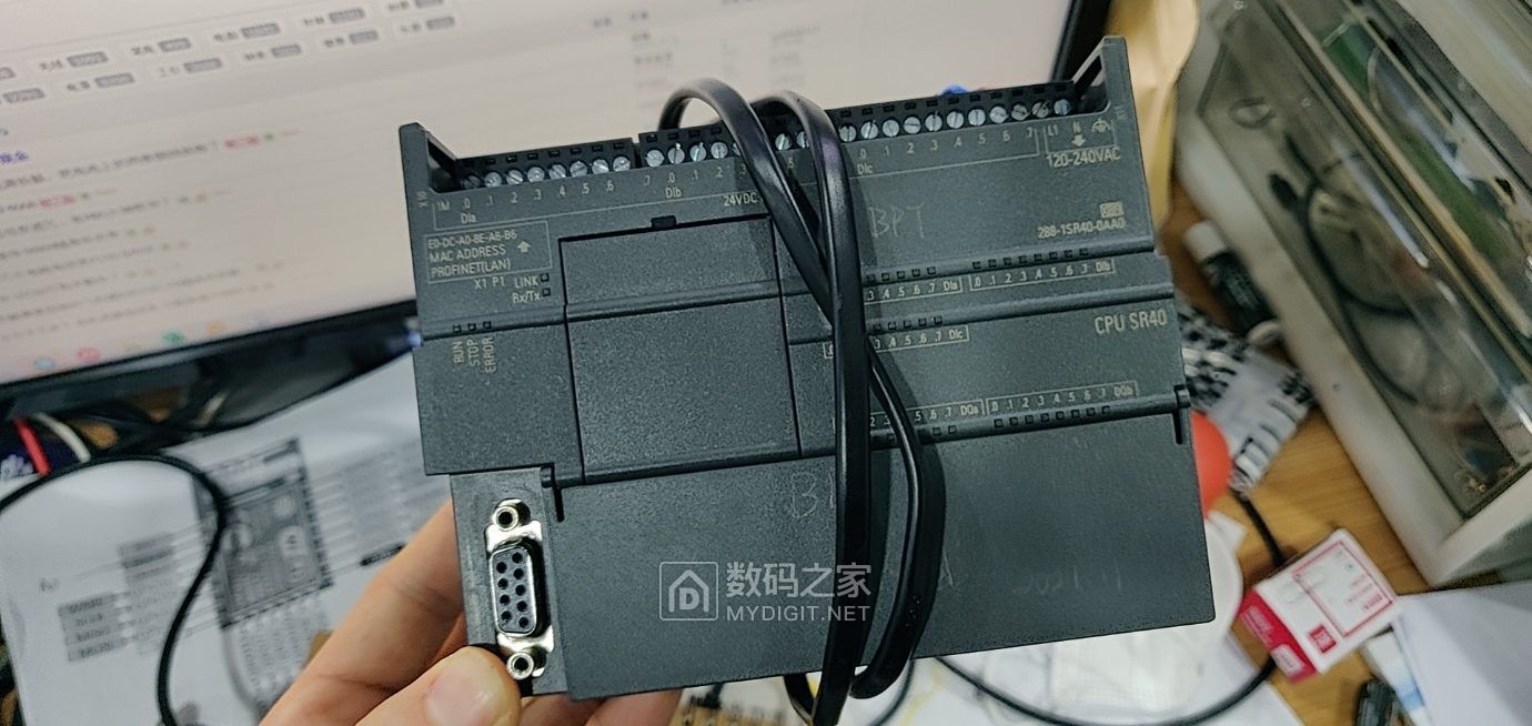 拆解西门子200smart SR40 PLC - 行业拆客 数码之家