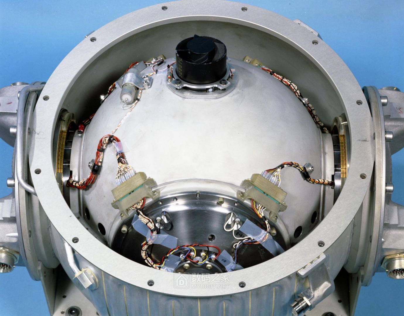 阿波罗指令舱惯性测量单元（APOLLO G.&N. SYSTEM/INERTIAL MEASURING UNIT） - 行业拆客 数码之家