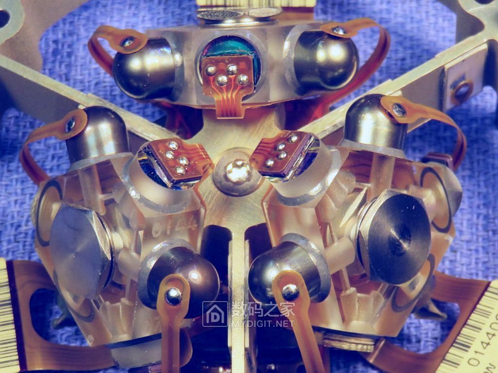 霍尼韦尔HG1700 IMU带三个GG1308氦氖环形激光陀螺 - 行业拆客 数码之家