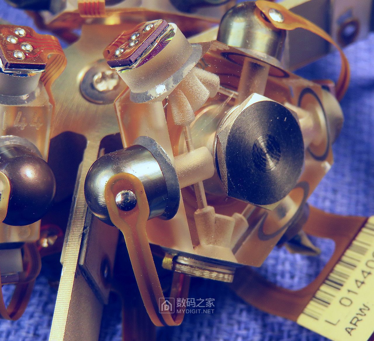 霍尼韦尔HG1700 IMU带三个GG1308氦氖环形激光陀螺 - 行业拆客 数码之家