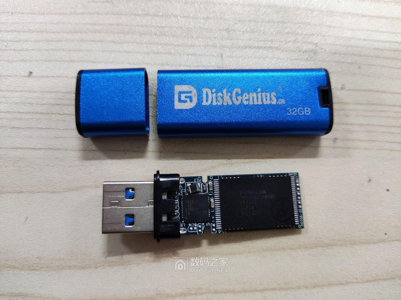 DiskGenius 标准版USB3.0 32G U盘加密锁拆解 - U盘存储技术 数码之家