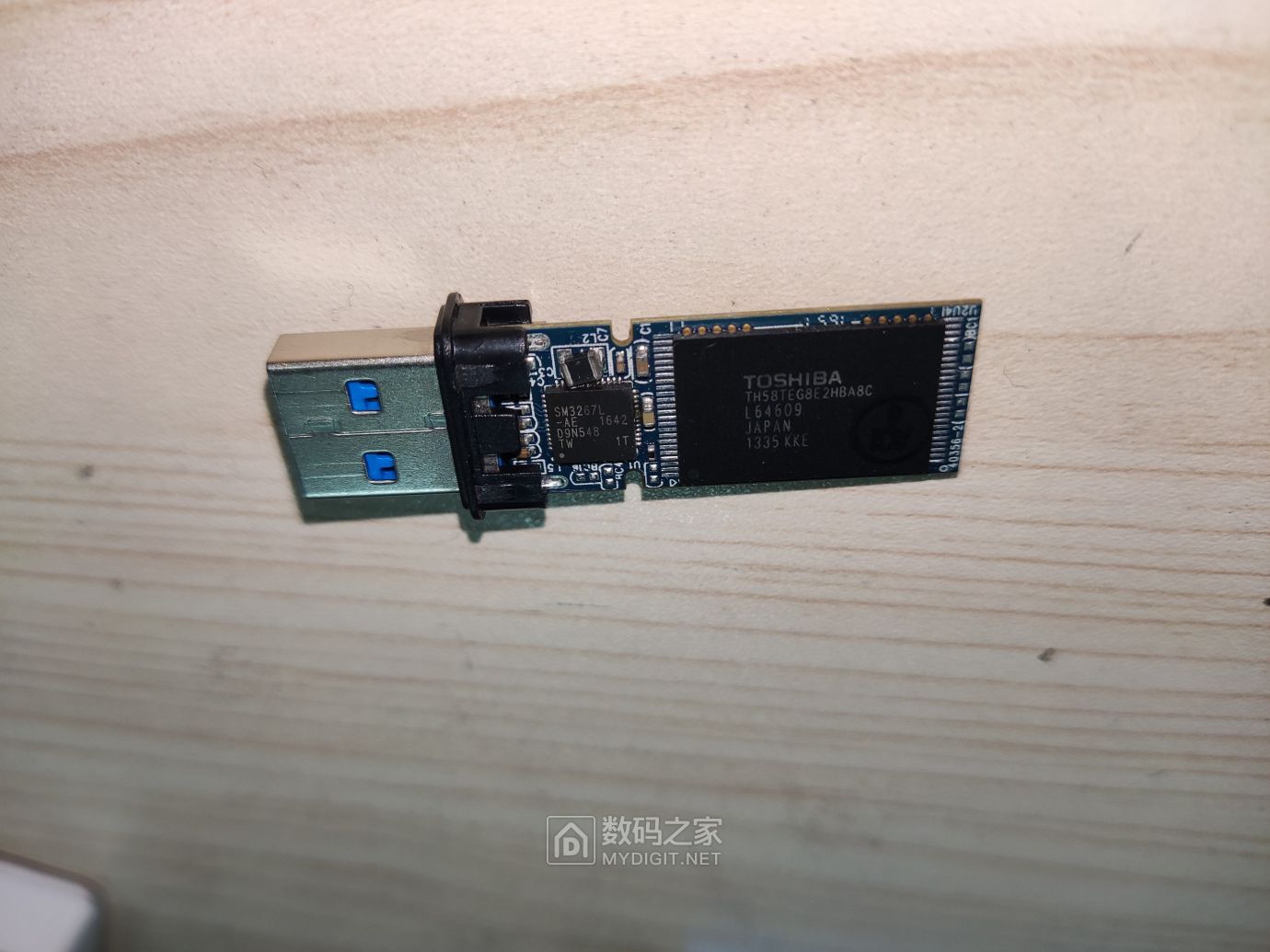 DiskGenius 标准版USB3.0 32G U盘加密锁拆解 - U盘存储技术 数码之家