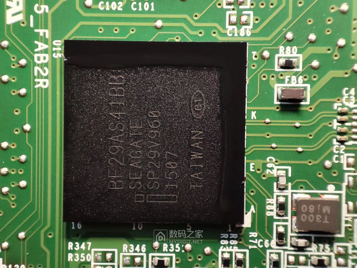 拆了个intel 535 ssd，请问这是什么主控呀？ 上面标的seagate - SSD存储技术 数码之家