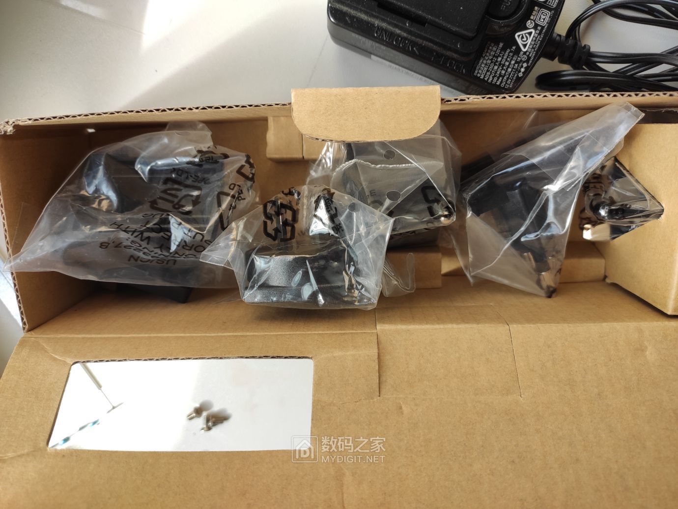 拆解希捷8T移动硬盘盒Seagate Desktop Driver STGY8000400 - 拆机乐园 数码之家