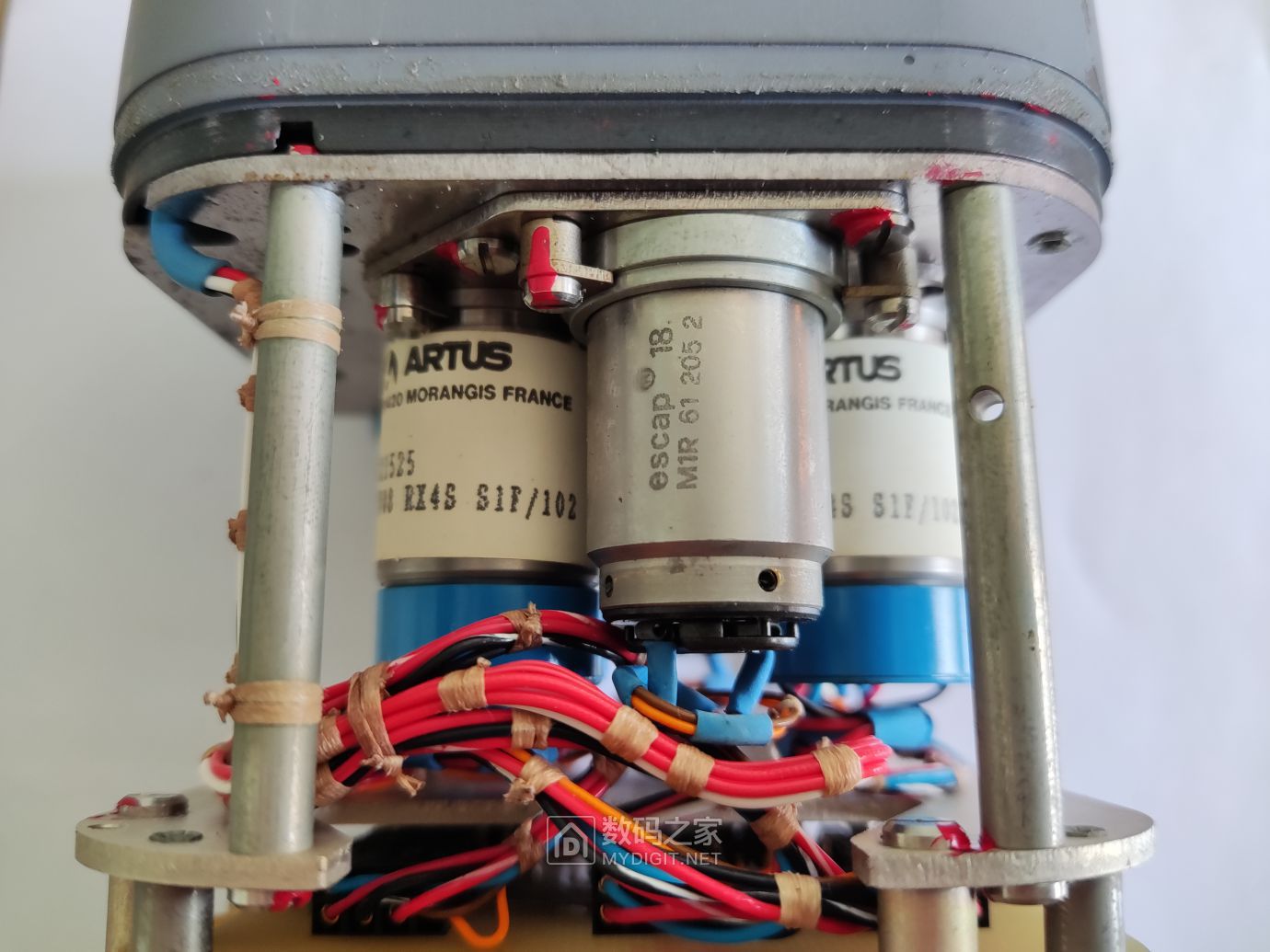 空客A310上的RMI/ADF自动定向机拆解（THOMSON-CSF JAEGER.F0052） - 行业拆客 数码之家