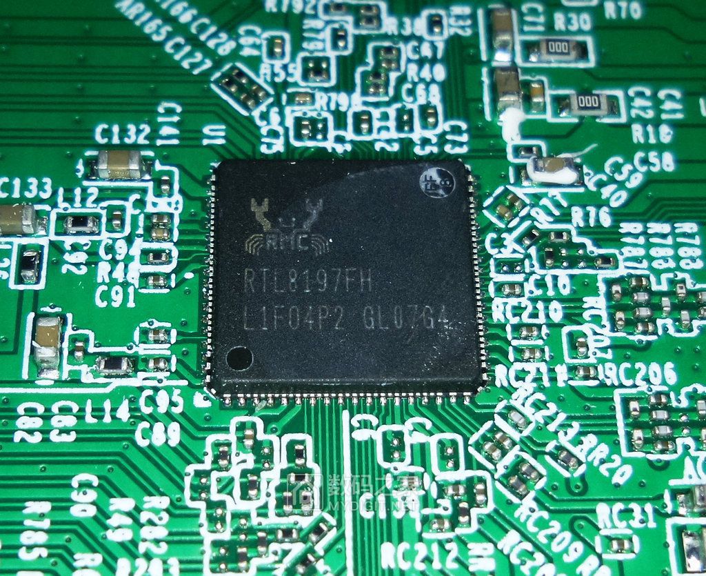 ROSE 拆解：TCL T18pro 双频千兆路由器加散热片 - 拆机乐园 数码之家