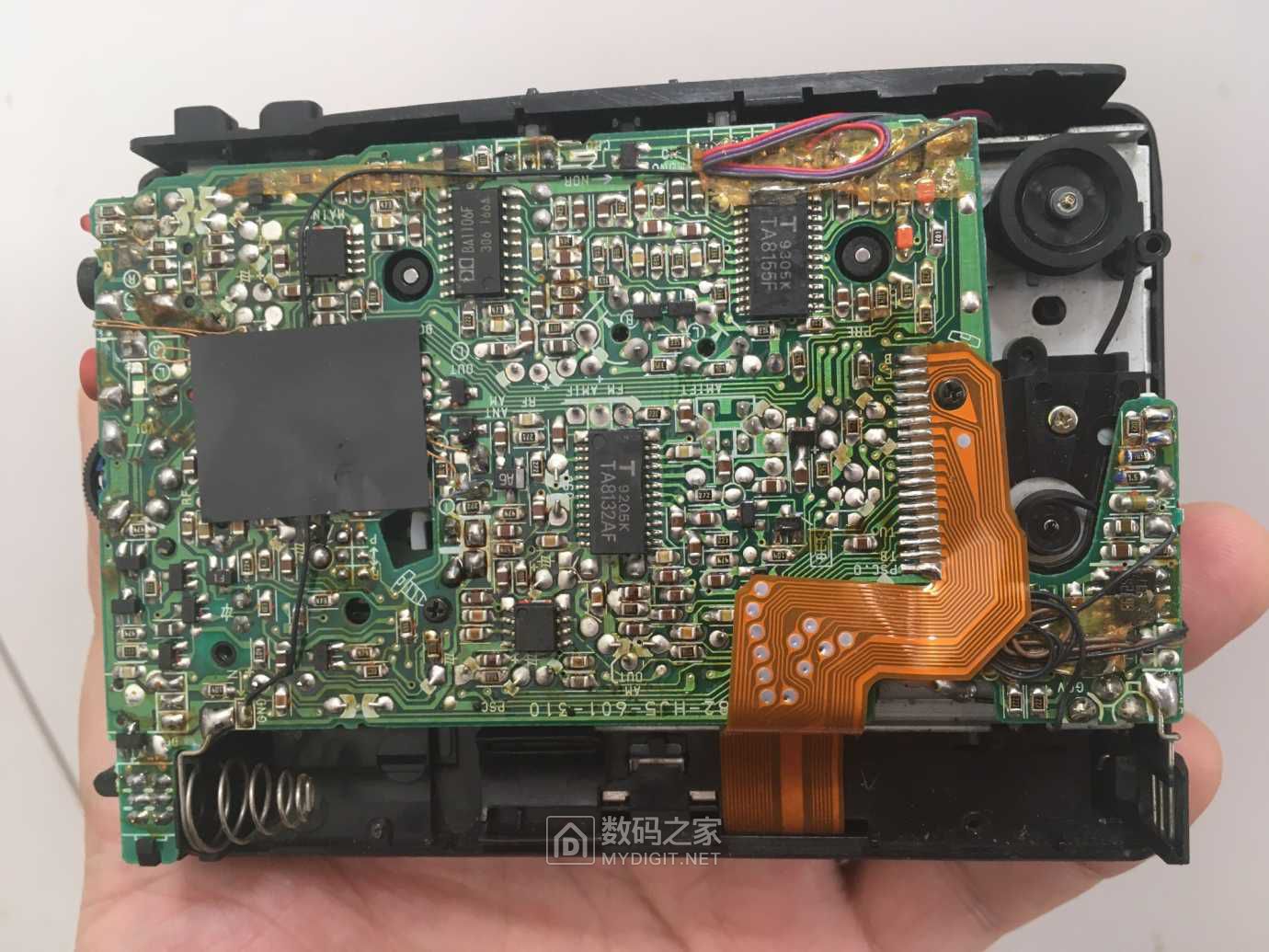 日产爱华磁带随身听AIWA HS-JS415拆解，中端机内部复杂 - 拆机乐园 数码之家